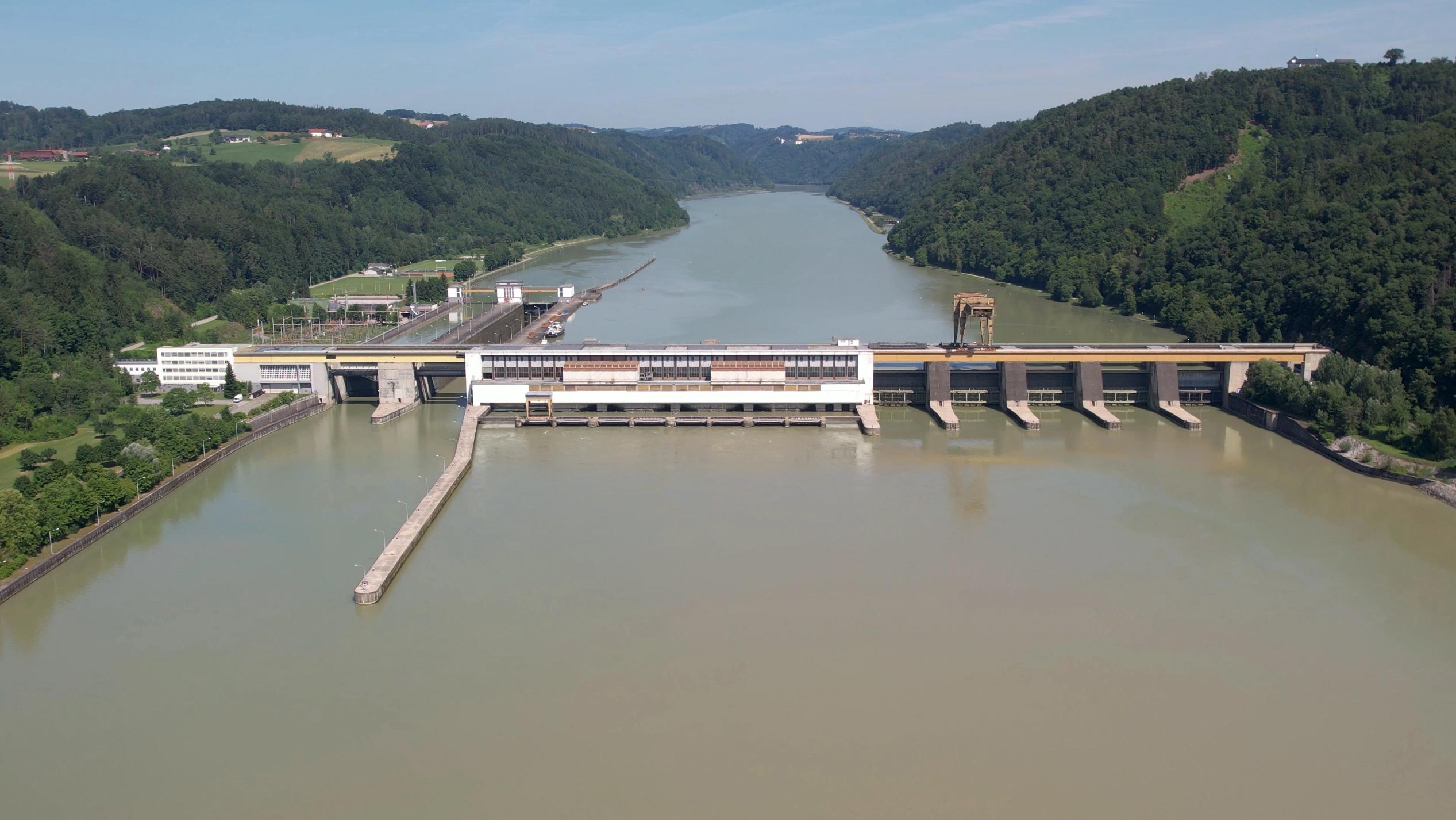 Österreichs tiefster Schiffsschleuse | VERBUND Kraftwerk Aschach